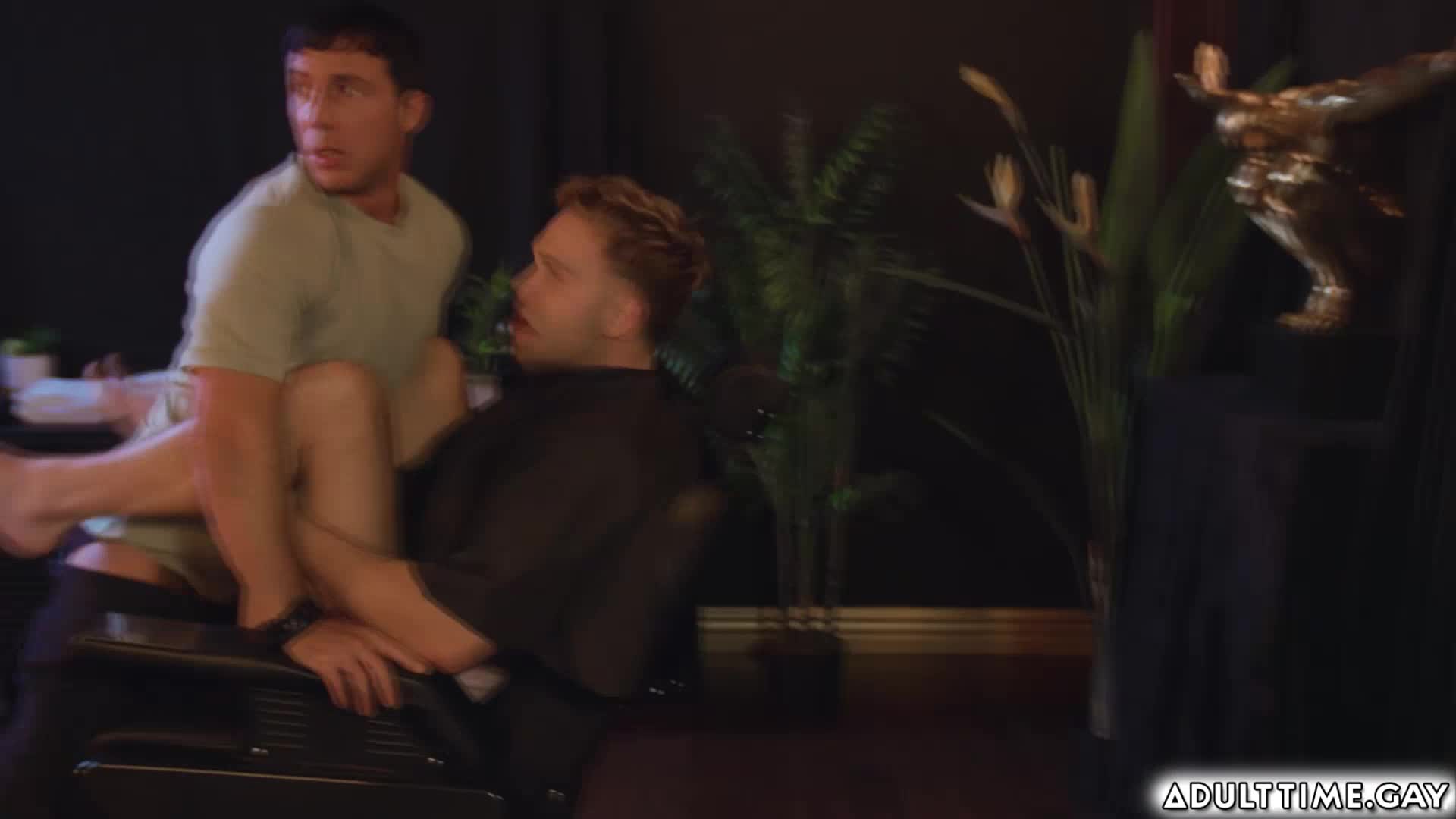 Barber Reese Rideout Give His Customer A Nice Blowjob